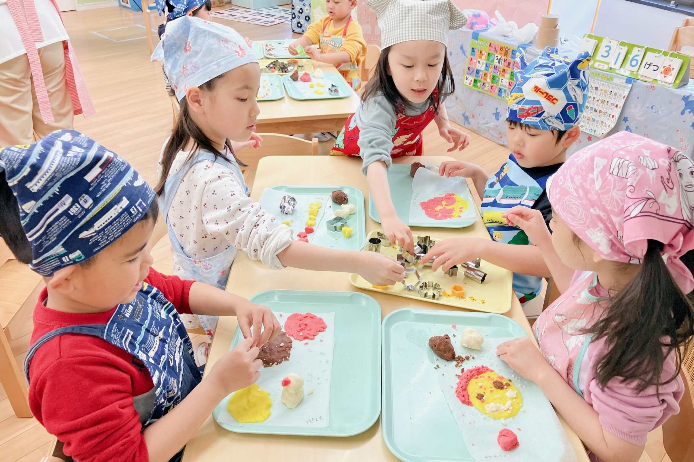 【食育】自分のお気に入りの型で！カラフルなクッキー作り | ちゃいれっく保育園 | 株式会社プロケア | Procare